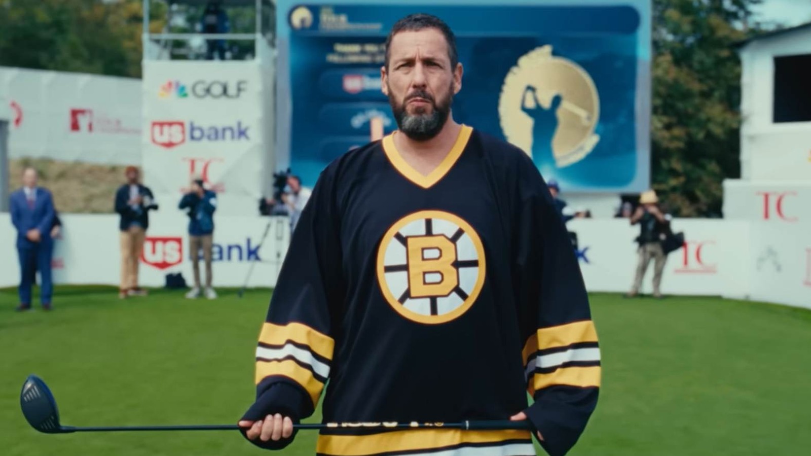 Adam Sandler se întoarce la terenul de golf din trailerul Happy Gilmore ...
