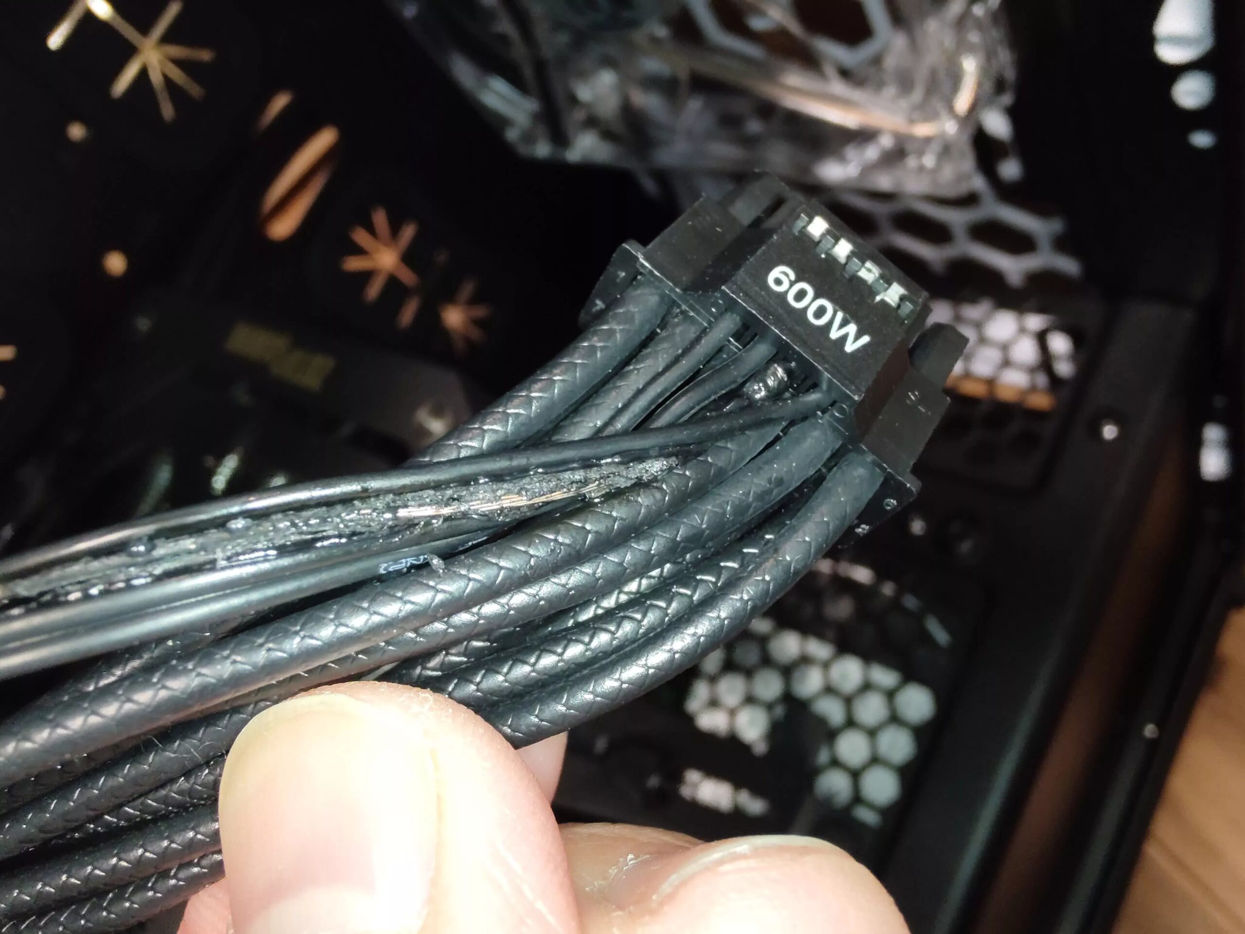 Cablul NVIDIA RTX 5070 se topește în cele mai recente carduri Blackwell ...
