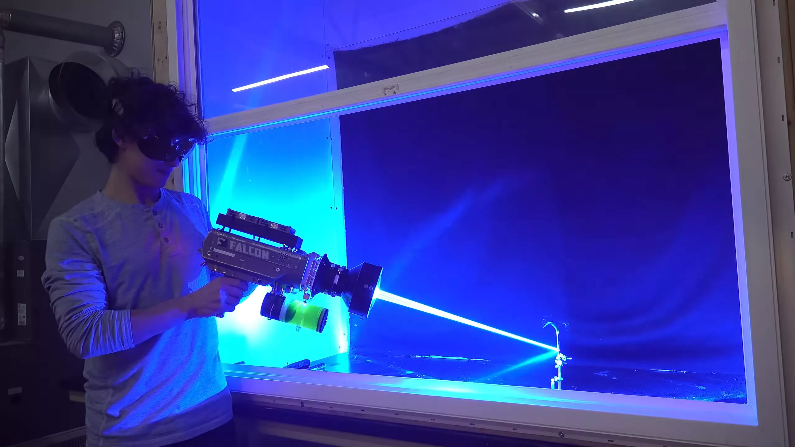 YouTuber construiește cel mai puternic laser de mână din lume, topește ...