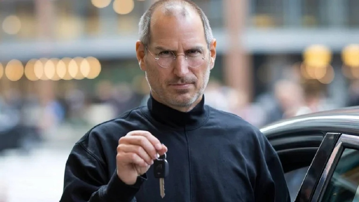 Steve Jobs îi oferă secretarei o Jaguar nouă ca să nu mai întârzie ...